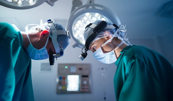 ¿Qué música escuchan los cirujanos para operar y por qué?